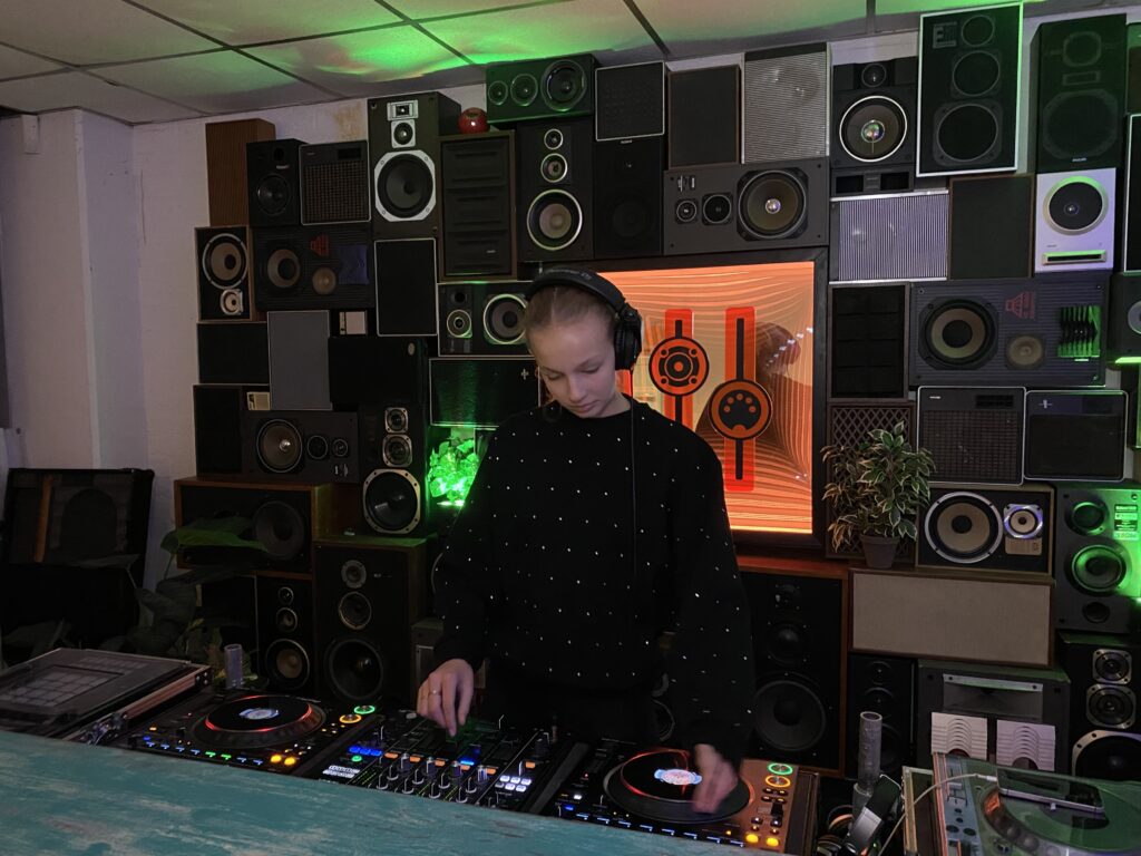 Draai aan de knoppen! Hier in Utrecht leer jij de beste dj-skills ...