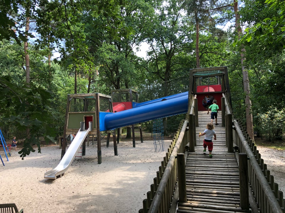 Deze grote speeltuinen vind je op maximaal drie kwartier rijden van Breda